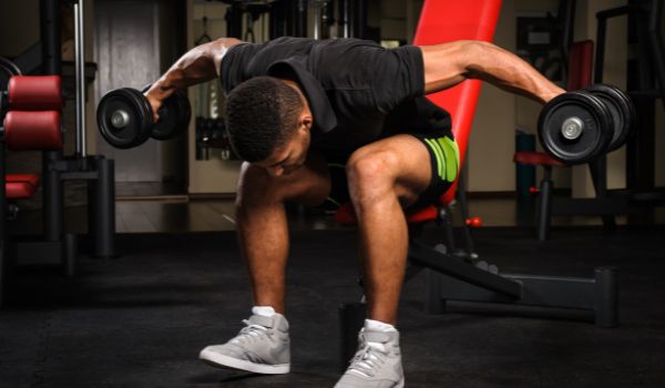 Crucifixo inverso na maquina: Como fazer, músculos e dicas